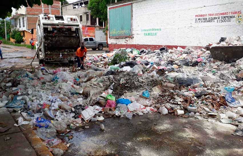 Health emergency declared as garbage piles up in the streets of Acapulco