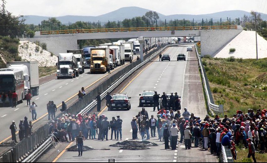 Residents block Mexico City-Puebla to protest operation against fuel ...