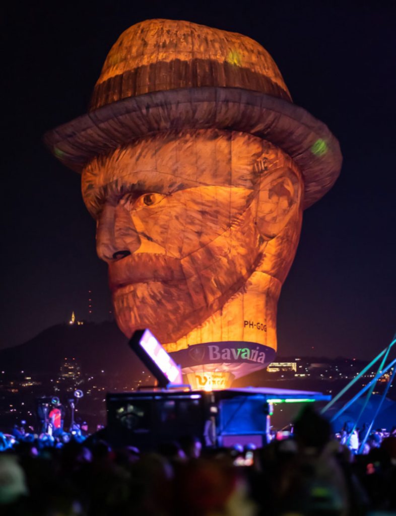 Over 200 balloons rise with the sun, entertaining thousands at León ...