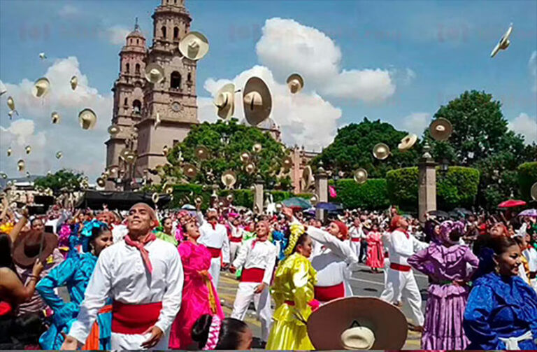 900 folkloric dancers beat a Guinness record in Michoacán