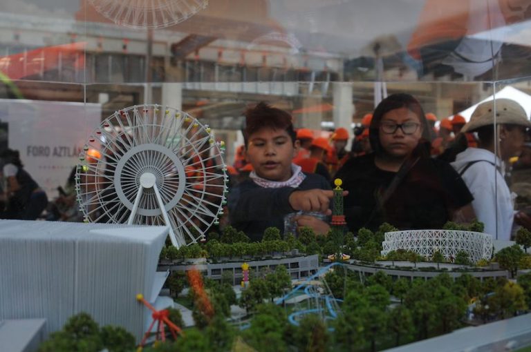 Parque Aztlán's new ferris wheel lights up Chapultepec Park