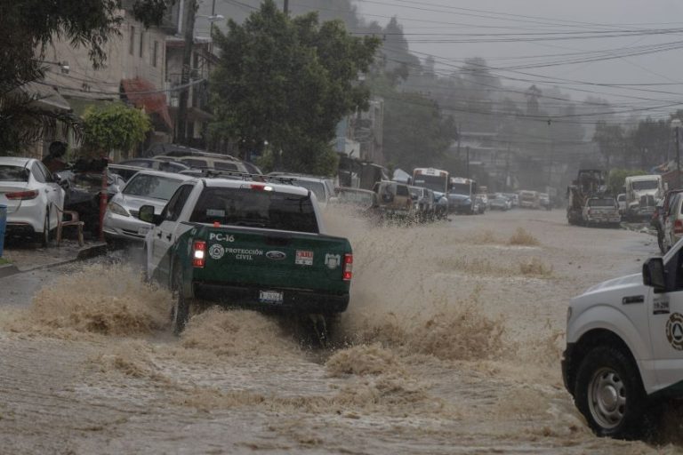 Strong winds and heavy rains hit Baja and Yucatán peninsulas