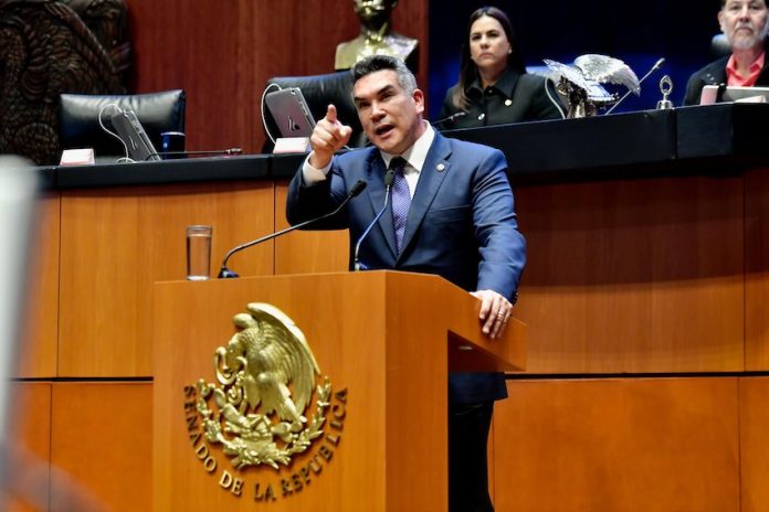 PRI senator fights Morena leader during Mexican Senate session