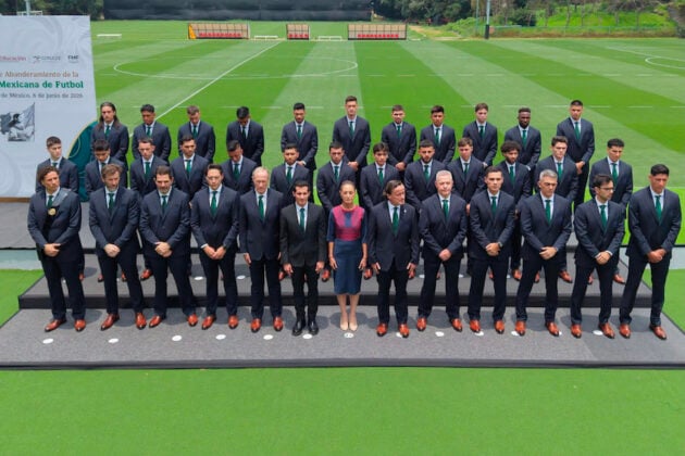The Mexican national team receives a sendoff from the president